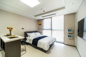 Superior Double Room (No View) | Secretária adequada para computadores portáteis, Wi-fi grátis 