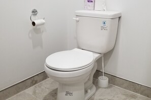 Quarto, 1 cama de casal | Casa de banho | Artigos de higiene pessoal grátis, um secador de cabelo 