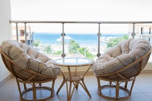 Family Suite Sea View | Roupas de cama de algodão egípcio, roupas de cama premium, frigobar