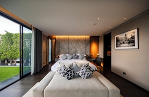 Pool Villa | Minibar, cofre com capacidade para portátil, secretária 