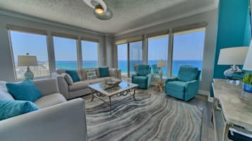 Apartamento em Condomínio Fechado, 3 quartos | Sala de estar | Televisor