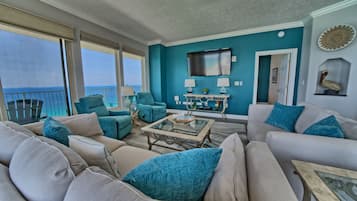 Apartamento em Condomínio Fechado, 3 quartos | Sala de estar | Televisor