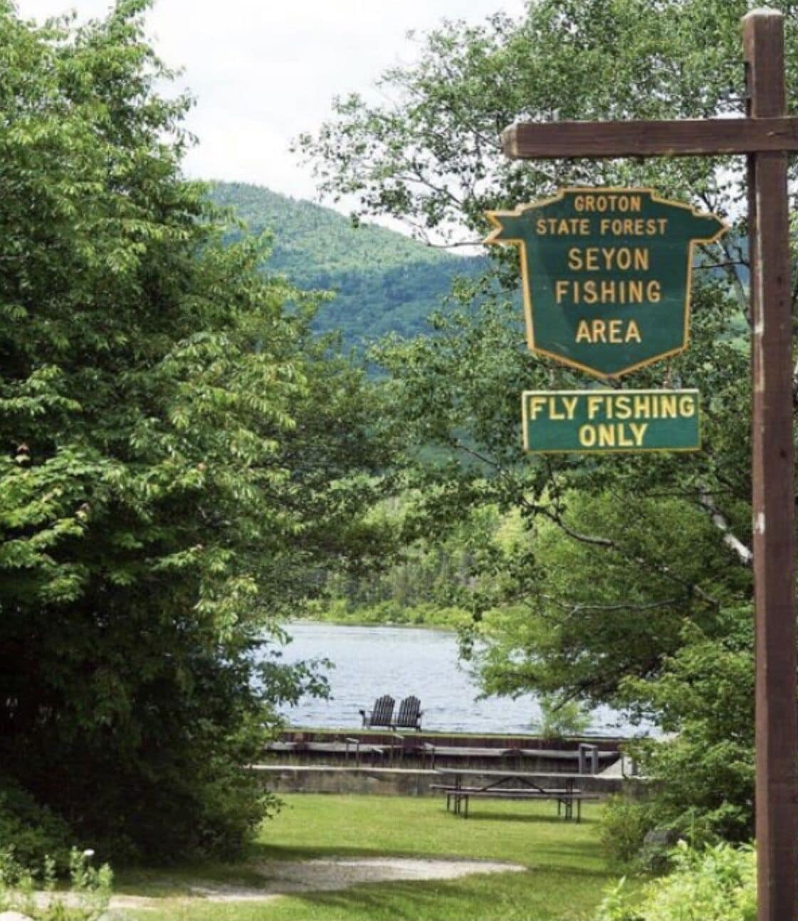 Placa para a área de pesca Seyon na Floresta Estadual de Groton, com restrição ao uso exclusivo de mosca.