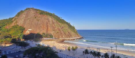 Na praia, praia de areia branca