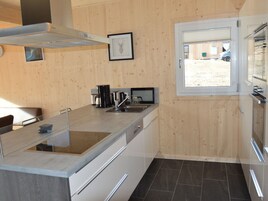 Chalé | Cozinha privada | Uma cadeira de bebé 