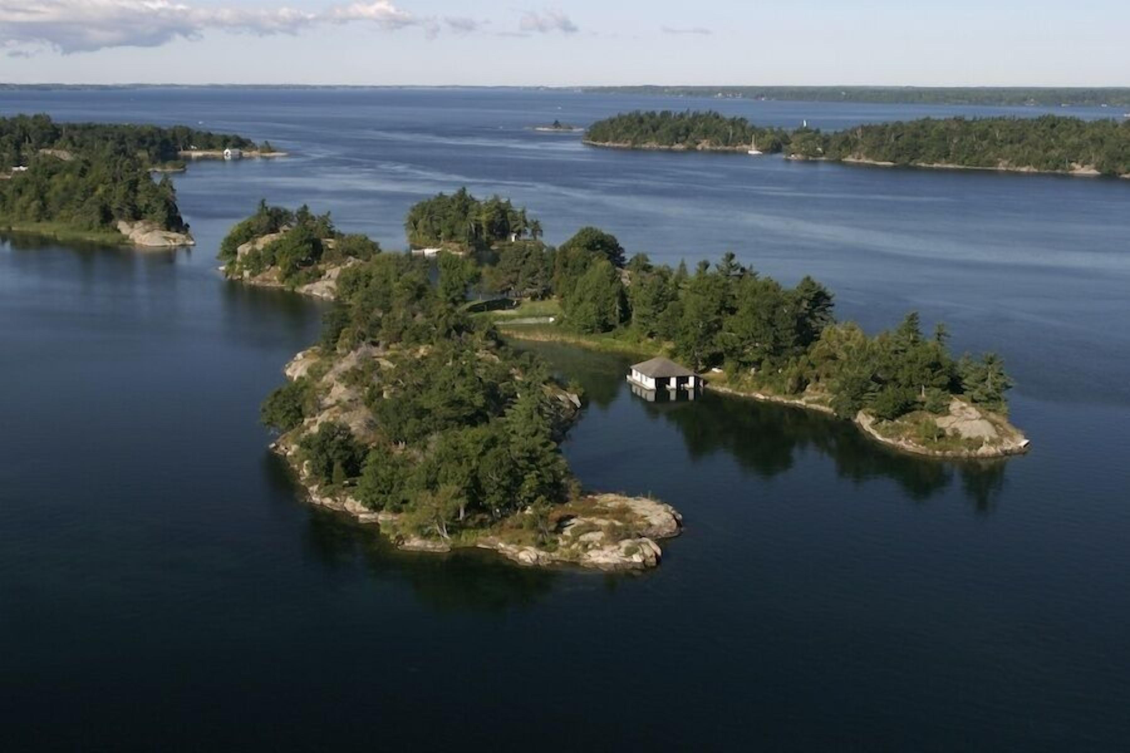 HGTV FEATURE 8 acre private island, tennis court, boathouse, kayaks ...