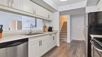 Apartamento de Luxo em Condomínio Fechado, 3 quartos (118 Mountain Walk - No Pets Allowed) | Cozinha privada | Um frigorífico/congelador grande, um micro-ondas, um forno