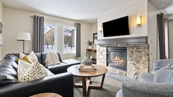 Apartamento Superior em Condomínio Fechado, 3 quartos (117 Mountain Walk - Pet Friendly) | Sala de estar | Televisor LED de 50 polegadas com canais por cabo, televisor