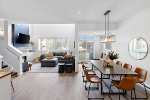 Condo premier, 3 quartos (109 Wintergreen - No Pets Allowed) | Área de estar | TV de tela plana