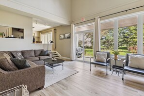 Condo luxo, 4 quartos (106 Wintergreen - No Pets Allowed) | Área de estar | TV de tela plana