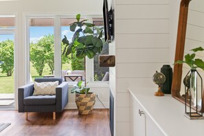 Condo premier, 4 quartos (111 Wintergreen - Pet Friendly) | Área de estar | TV de tela plana