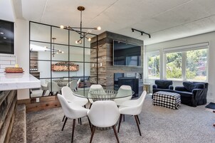 Chalé Deluxe, 2 quartos (115 Cachet Crossing - No Pets Allowed) | Sala de estar | Televisor LED de 50 polegadas com canais digitais, televisor 