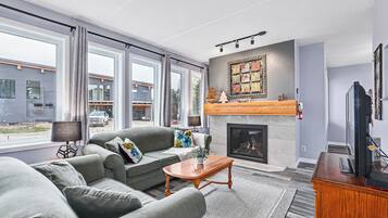 Chalé Deluxe, 2 quartos (101 Cachet Crossing - No Pets Allowed) | Sala de estar | Televisor LED de 50 polegadas com canais digitais, televisor