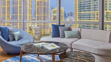 Roupa hipoalergénica, cofre no quarto, secretária