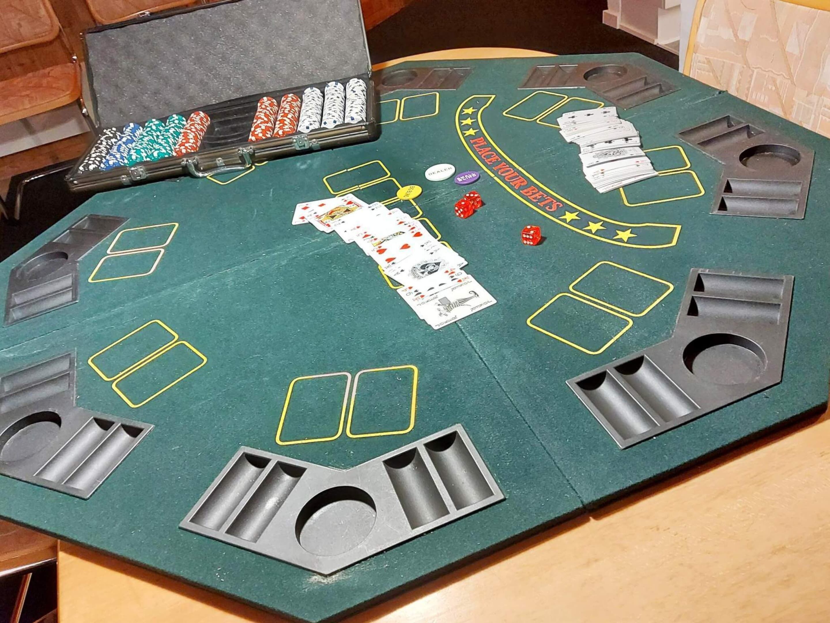Uma mesa de craps com fichas, dados e cartas.