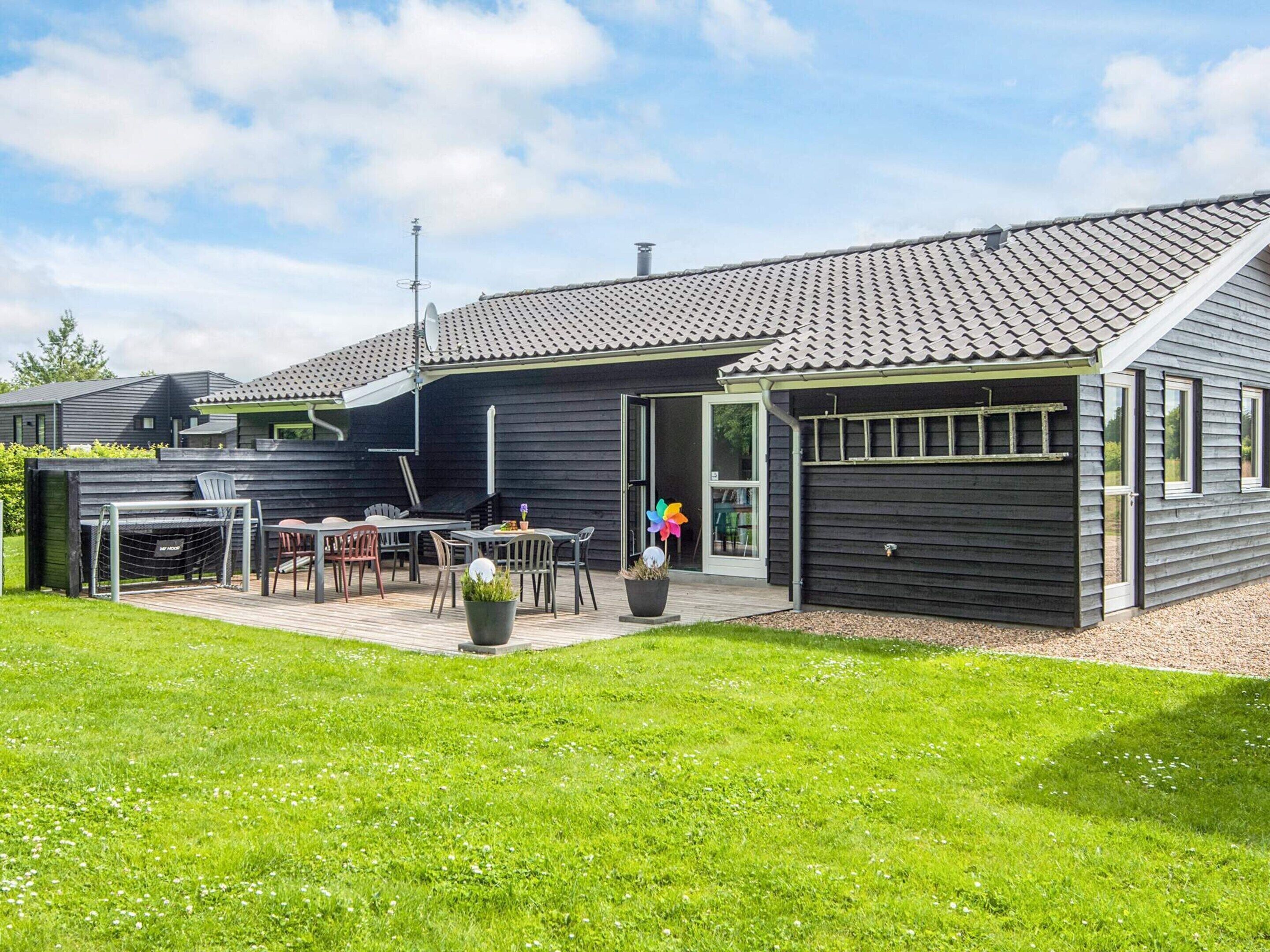 Uma casa moderna com varanda, área de refeições e garagem.