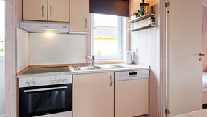 Cozinha compacta com forno Siemens, lava-louças e pia.