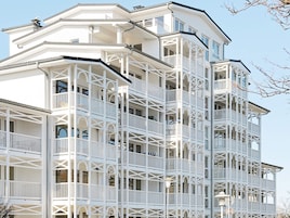Um edifício com várias andares, varandas e um design arquitetônico marcante.