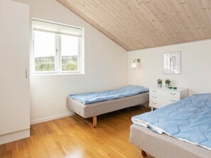 3 quartos, berços/camas para crianças 