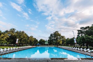 2 piscinas externas, espreguiçadeiras