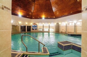 2 piscinas externas, espreguiçadeiras
