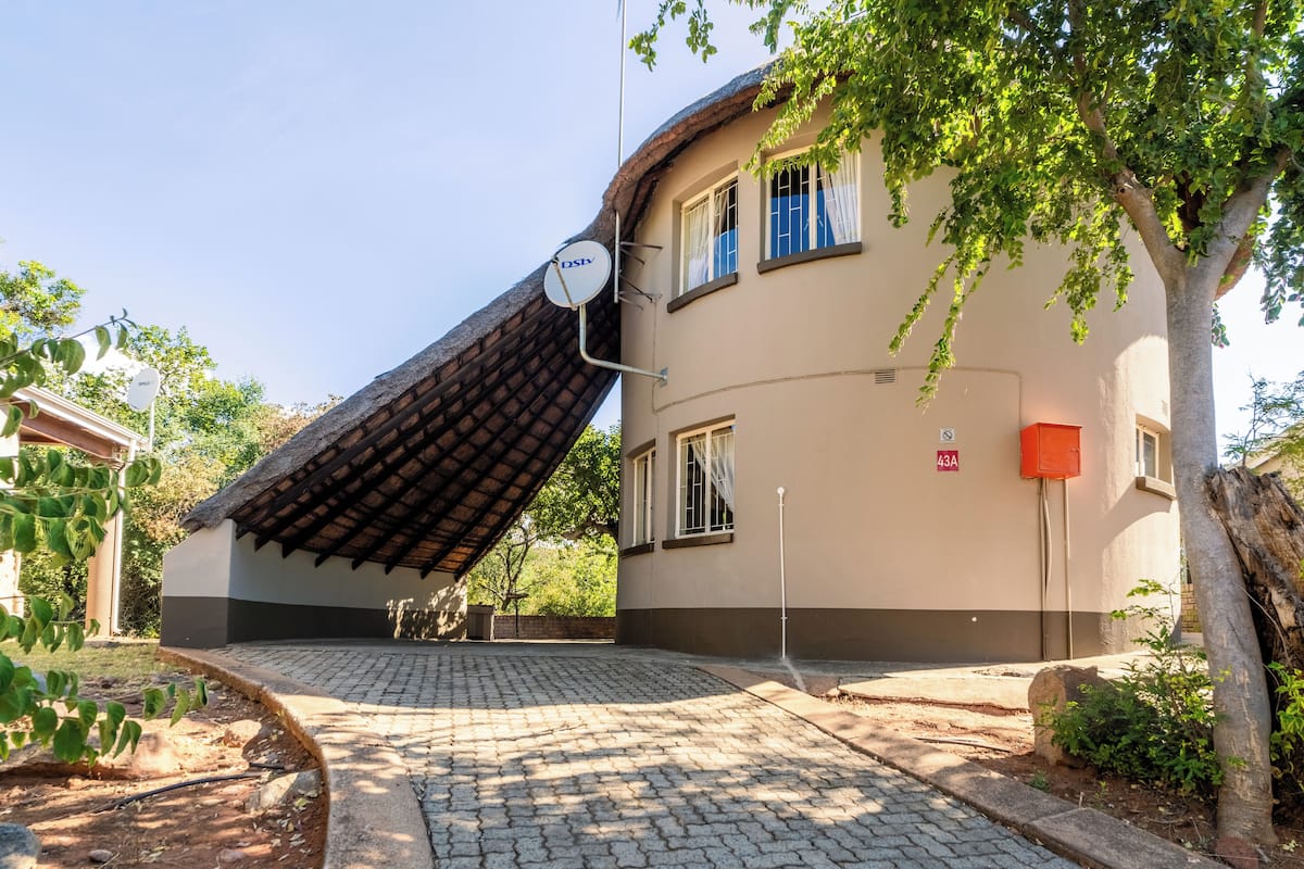 8 Sleeper double-storey Rondavel | 2 quartos, roupa de cama fornecida