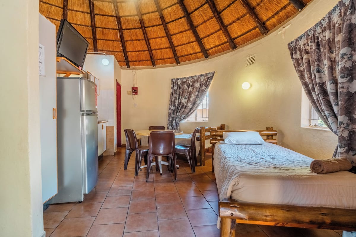 4 Sleeper basic Rondavel (Single beds only) | 2 quartos, roupa de cama fornecida