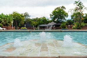 Piscina interior, 3 piscinas exteriores, espreguiçadeiras 