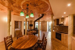 Uma cafeteira/bule, uma chaleira elétrica 