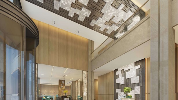 Um hall amplo com teto alto, móveis modernos e painéis decorativos nas paredes.