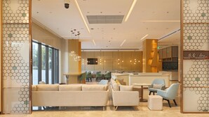 Um interior moderno com um sofá, cadeiras e uma área de refeições.