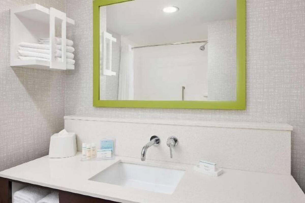 Casa de banho | Uma combinação polibã/banheira, toalhas fornecidas, sabão