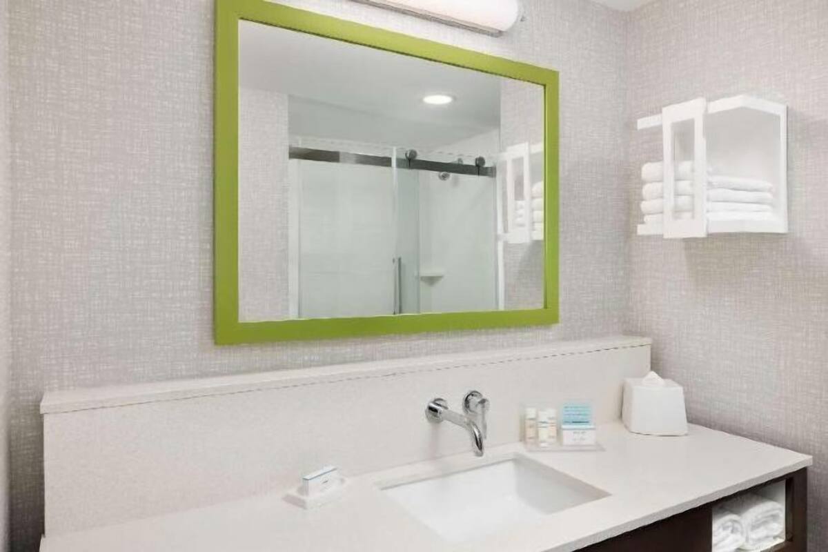 Casa de banho | Uma combinação polibã/banheira, toalhas fornecidas, sabão