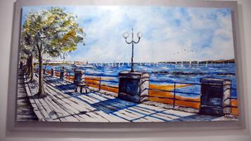 Pintura de um cais com bancos e um lampião.
