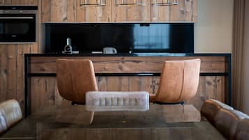 Cobertura luxo, 3 quartos | Cozinha privada | Geladeira, máquina de café expresso, cafeteira/chaleira