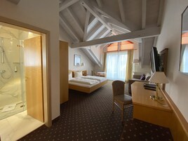 Minibar, cofre no quarto, secretária 