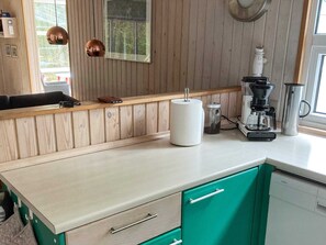 Casa | Cozinha privada | Uma cadeira de bebé 