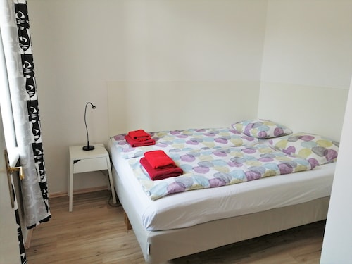 Wohnung Mit 2 Schlafzimmern Und Balkon - Wien