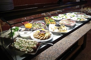 Pequeno-almoço tipo buffet diário mediante uma taxa 