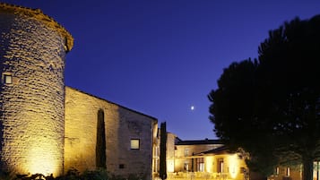 Fachada da propriedade à noite
