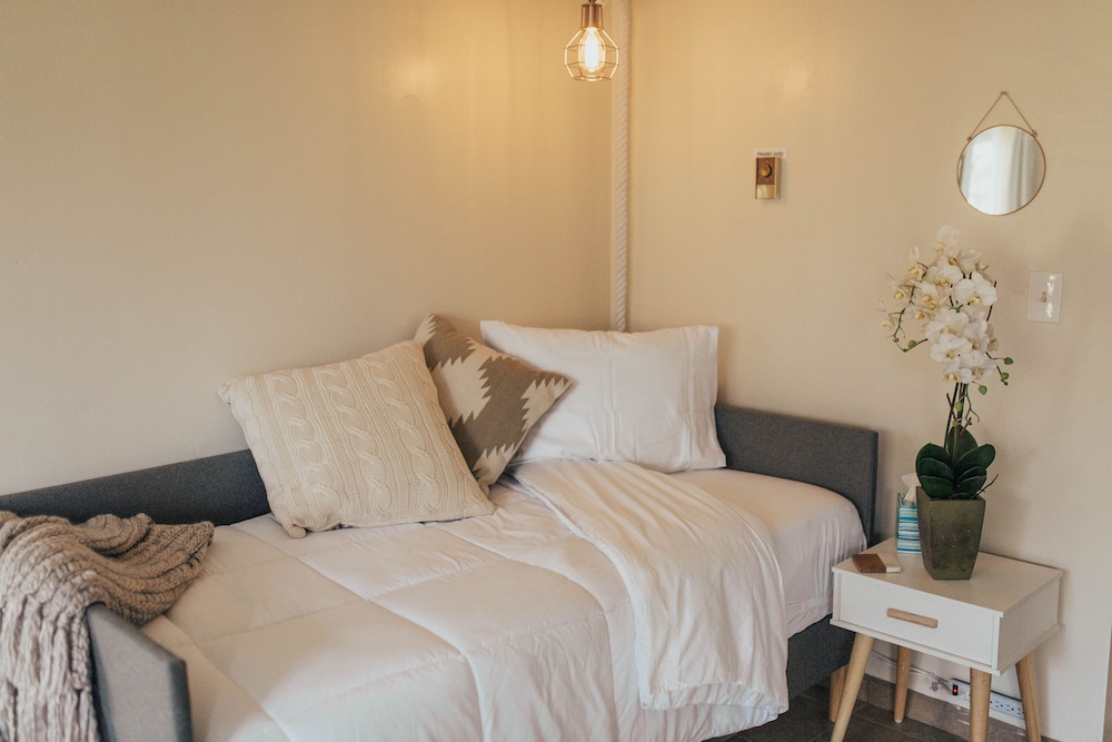 Bright Elegant Apartment With Private Garden Patio - Bakersfield, CA