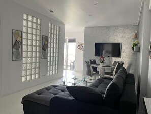 Suíte estúdio superluxo, para não fumantes, vista para o lago | Área de estar | TV de tela plana 55 polegadas com canais a cabo, TV LED, Netflix