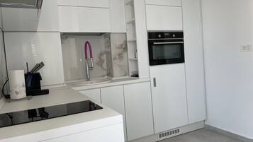 Suite-Estúdio de Luxo, não fumadores, vista para o lago | Cozinha privada | Um frigorífico/congelador grande, um micro-ondas, um forno