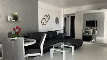 Suite-Estúdio de Luxo, não fumadores, vista para o lago | Sala de estar | Televisor LED, Netflix, filmes pagos, serviços de streaming