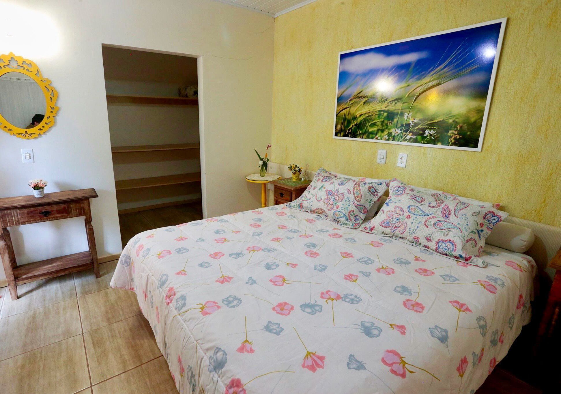 Cofre no quarto, com decoração personalizada 
