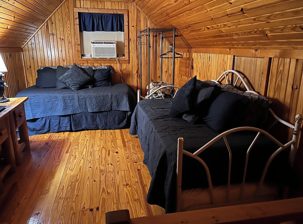 Cozy, Secluded, Log Cabin - Lake Whitney, TX