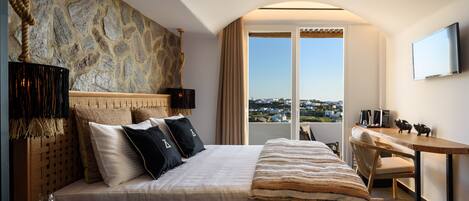 Quarto casal superior, banheira de imersão | Frigobar, cofres nos quartos, individualmente decorados