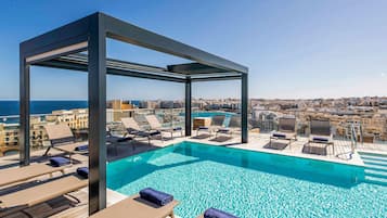 Piscina externa, guarda-sóis, espreguiçadeiras