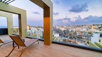 Quarto Privilege, Suite Superior, 1 cama queen-size e sofá-cama, terraço, vista para o mar | Terraço com espreguiçadeiras