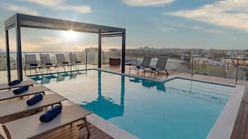 Piscina exterior, guarda-sóis, espreguiçadeiras